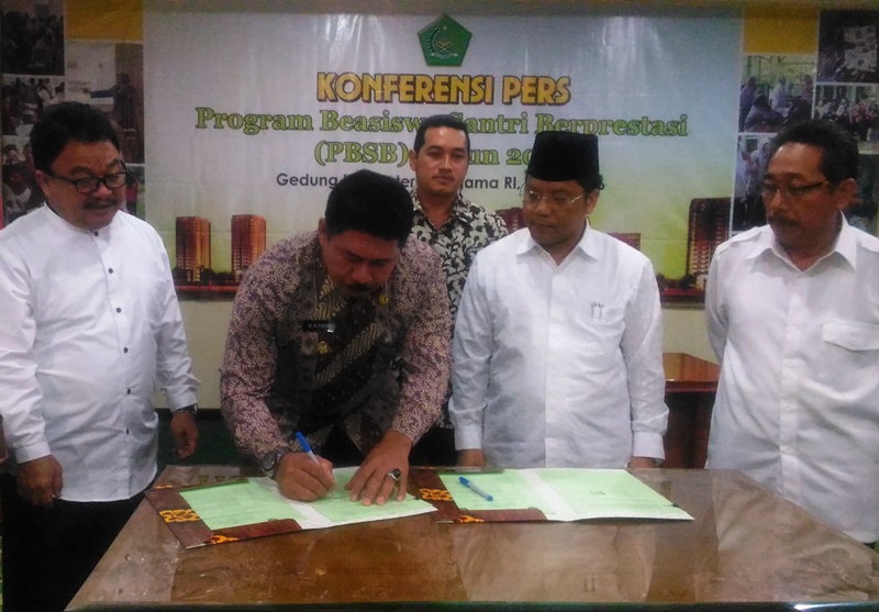 Kemenag Kembali Berikan Beasiswa Santri Berprestasi